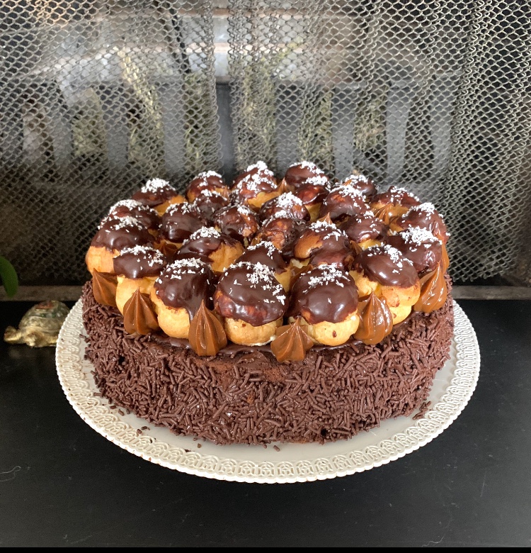 Torta Profitterol con Crema Brasiliana al Cioccolato (Brigadeiro) e ...